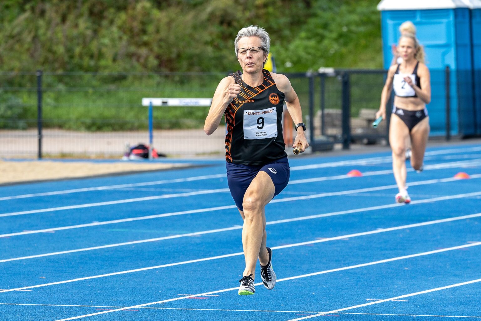 Nuorekkaat aikuisurheilijat viettämässä kesäistä viestinjuoksupäivää ...